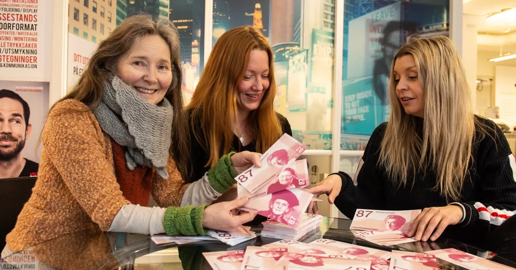 Likelønsaksjonistar vart stoppa av Norges bank. No er dei tilbake med ... Likelønsaksjonistar vart stoppa av Norges bank. No er dei tilbake med ...