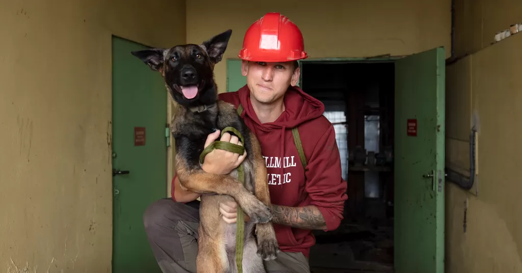 Aleksander oppdrar hunden Lena mens han er i fengsel | Fontene.no