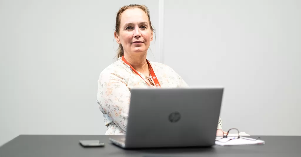 Mange kommer til Nav med stor gjeld. Hege hjelper dem å sortere både ...